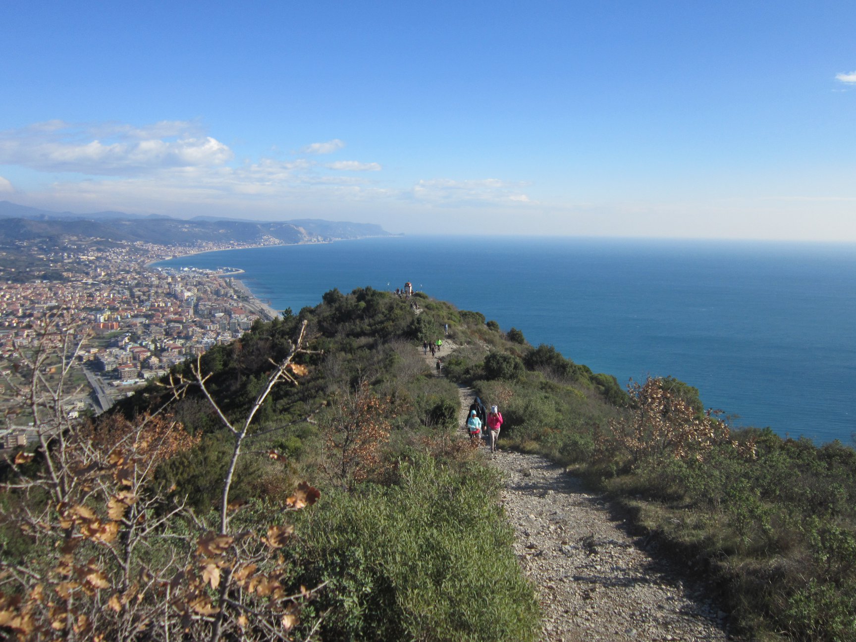 Monte Piccaro da Ceriale, trekking e percorsi: monti e mare - Residence ...